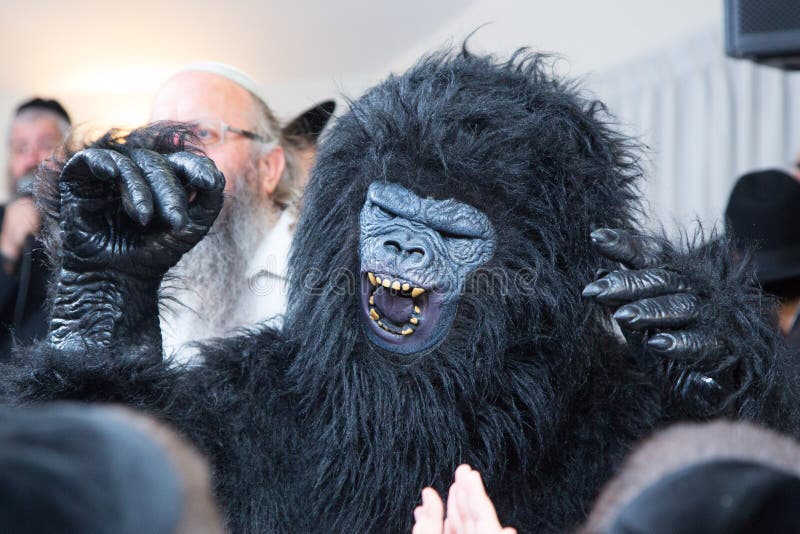Homem vestido em um macaco foto editorial. Imagem de entreter - 46479701