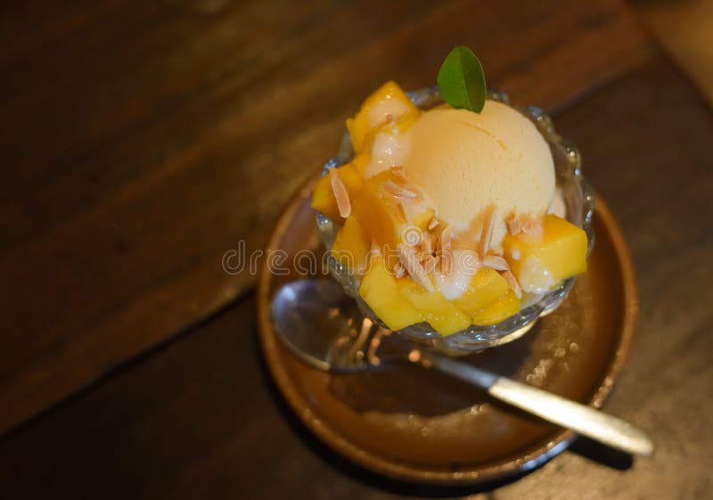 Homemade Mango Ice-cream with Fresh Mango Fruit and Almond Slice Stock ...
