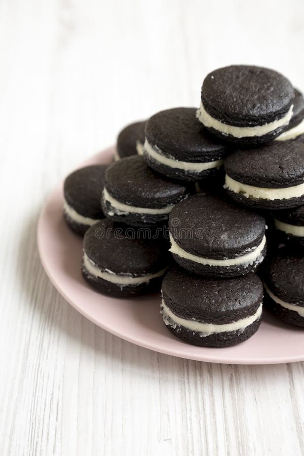 Homemade Oreos on a Pink Plate on a White Wooden Surface, Side View ...