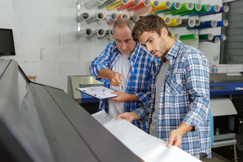 Homens Checando Escola Profissional Foto de Stock - Imagem de sistema ...