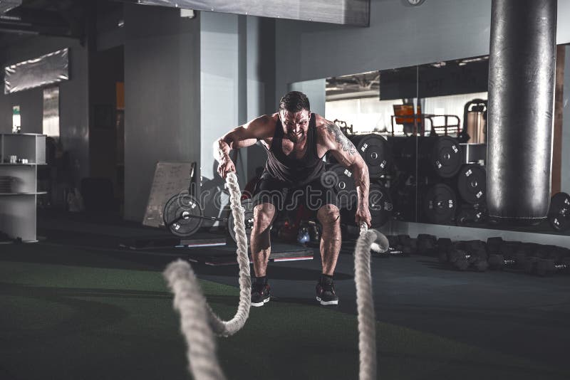 Homens Com Corda No Gym Funcional Do Treinamento Imagem de Stock ...