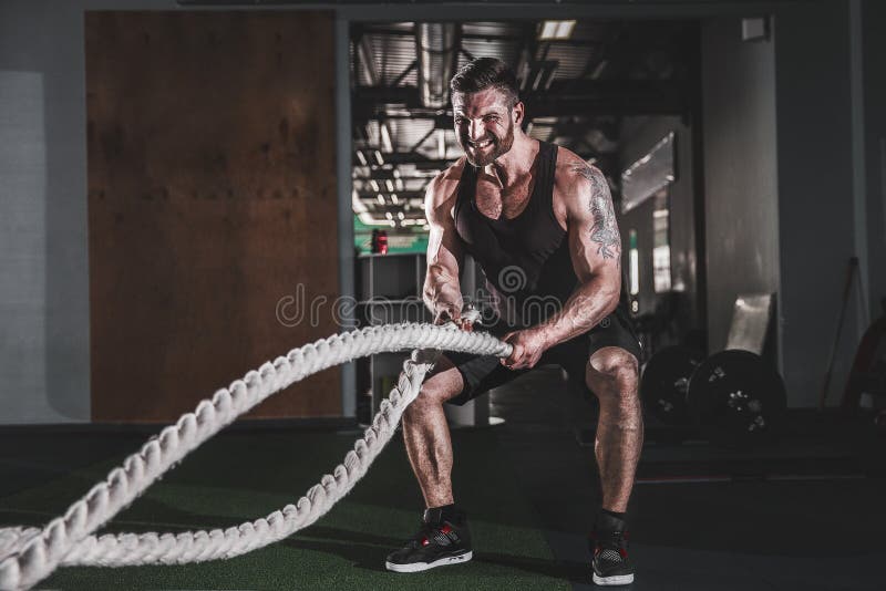 Homens Com Corda No Gym Funcional Do Treinamento Imagem de Stock ...