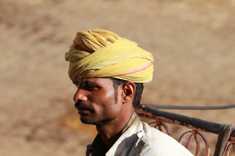 Homens indianos foto editorial. Imagem de postura, cobertor - 18517186