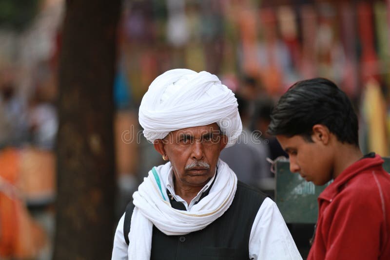 Homens indianos foto editorial. Imagem de postura, cobertor - 18517186