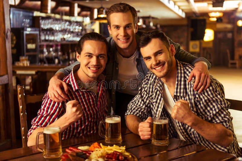 Homens no bar foto de stock. Imagem de feliz, grupo, amigos - 67778860