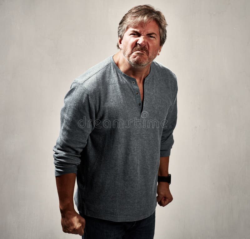 Homme agressif photo stock. Image du invahissant, émotion - 89859482