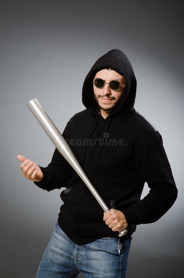 L'homme Agressif Avec La Batte Basebal Photo stock - Image of voyou ...