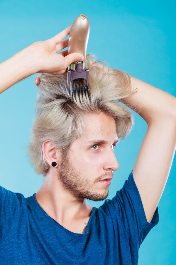 Homme Allant Raser Ses Longs Cheveux Image stock - Image du coupure ...