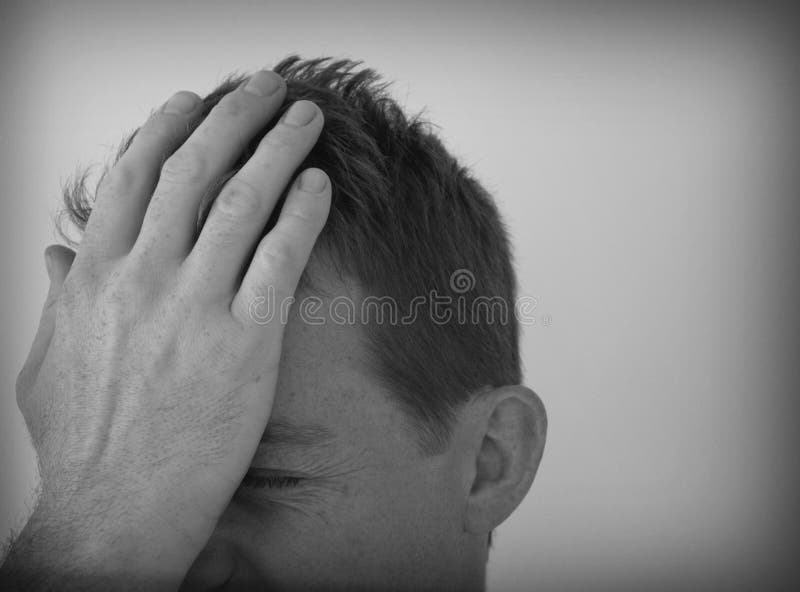 Homme Avec La Main Sur Le Front Image stock - Image du caucasien, souci ...