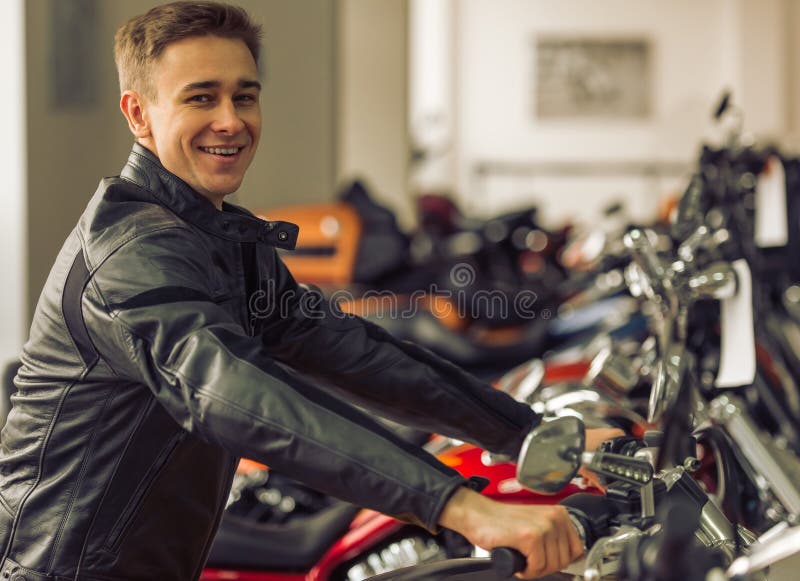 Homme avec la motocyclette photo stock. Image du avec - 67791548