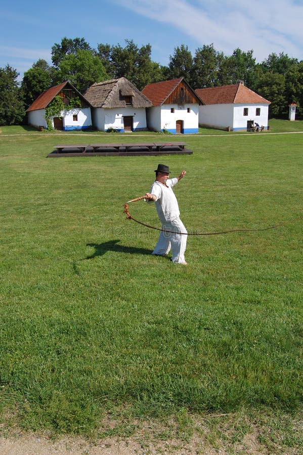 Homme avec le fouet image stock. Image du pays, tête - 12658441