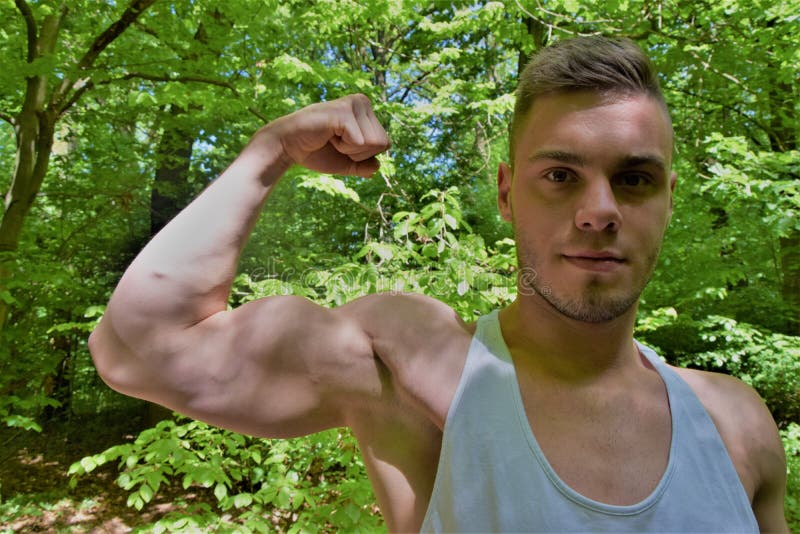 Homme Avec Un Grand Muscle De Biceps Image stock - Image of biceps ...