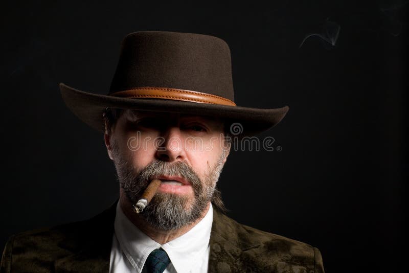 Homme avec un sigar photo stock. Image du barbe, caucasien - 17313632