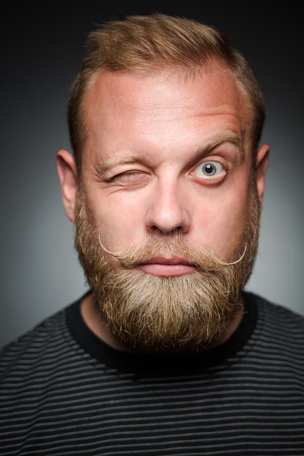 Homme barbu exigeant photo stock. Image du élégant, homme - 57516384