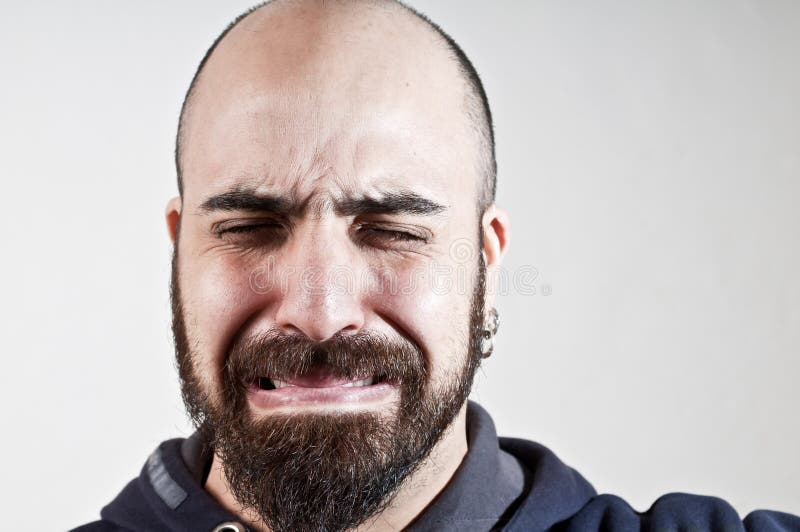 Homme barbu qui pleure image stock. Image du pleurer - 18058643