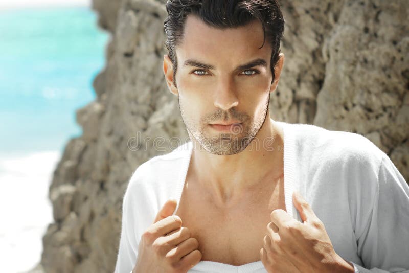 Adulte Bel Et Homme Masculin Sur Un Fond Bleu Image stock - Image du ...