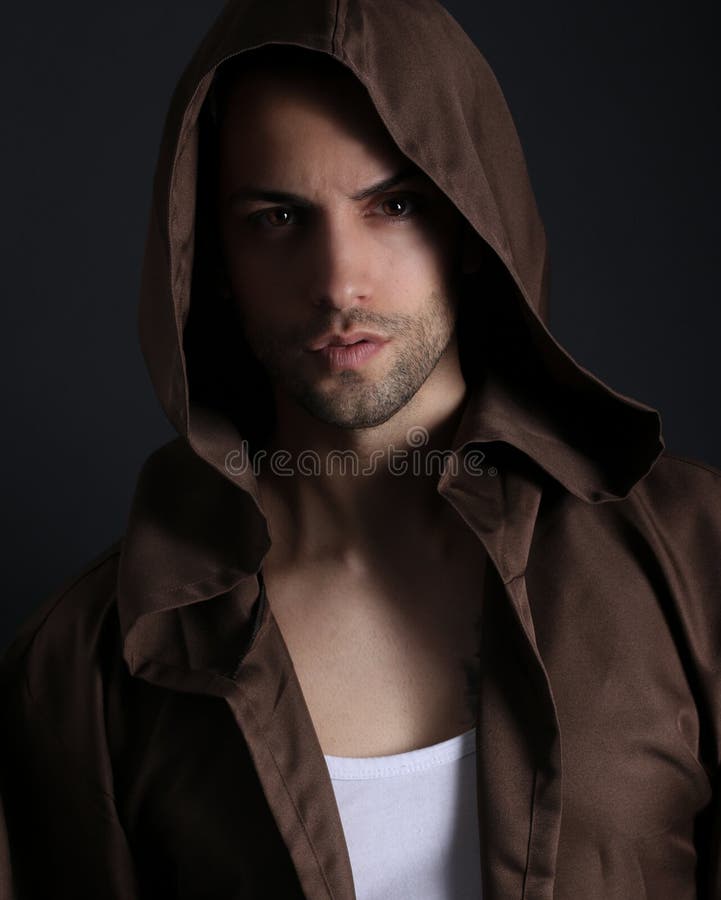 Homme bel avec le capot image stock. Image du type, homme - 102031893