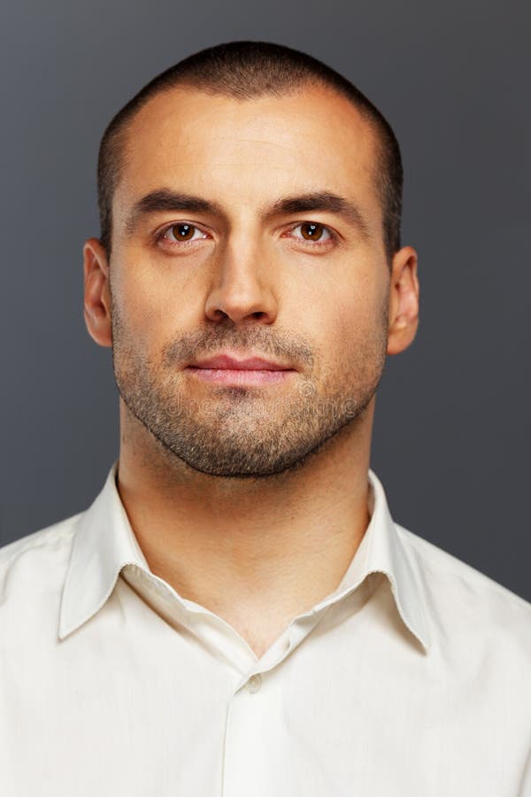 Homme Bel Dans Le Hoodie Gris Photo stock - Image du musculaire ...