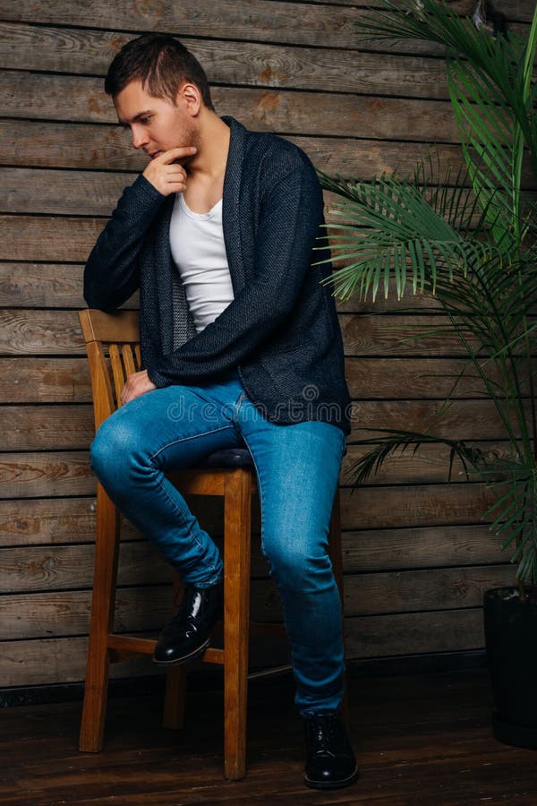 Homme bel pensif photo stock. Image du fond, paume, hommes - 69088540