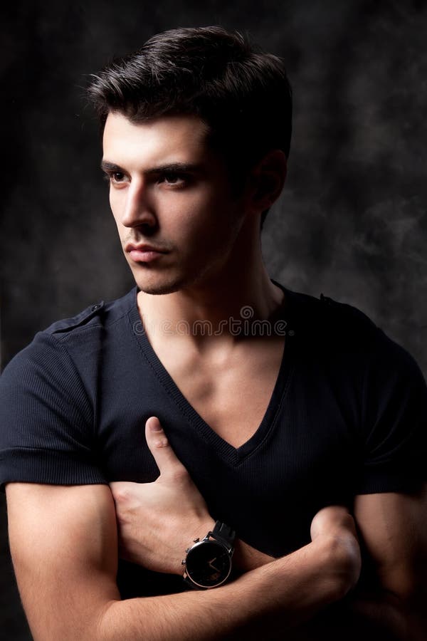 Homme Bel Posant Dans Le Studio Image stock - Image du fashionable ...