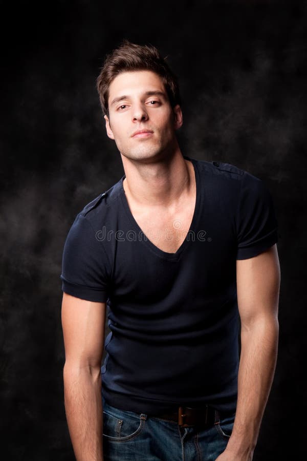 Homme Bel Posant Dans Le Studio Image stock - Image du fashionable ...