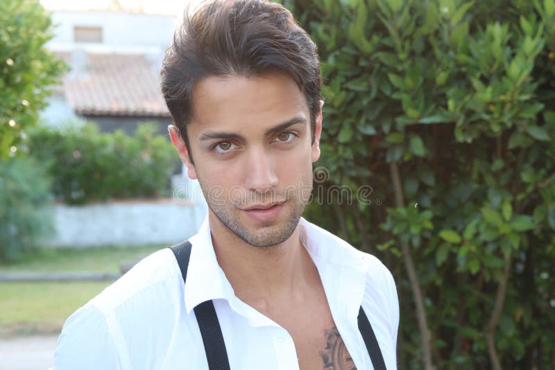 Homme brun bel photo stock. Image du beau, modèle, brun - 55743706