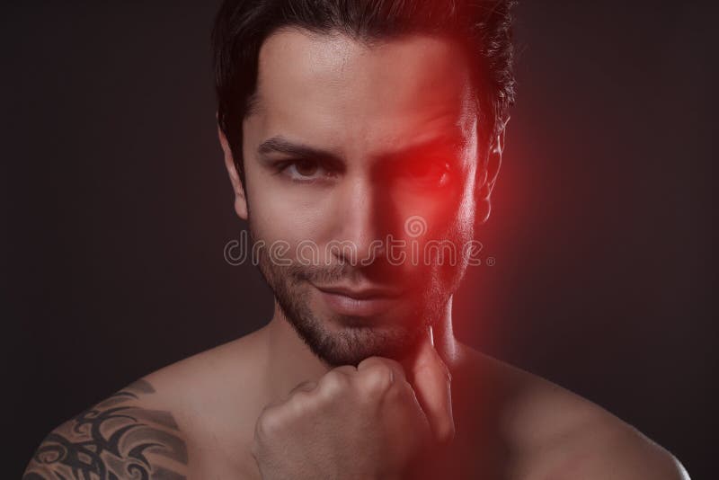 Homme Brun Bel Utilisant Une Chemise Bleue Image stock - Image du brun ...