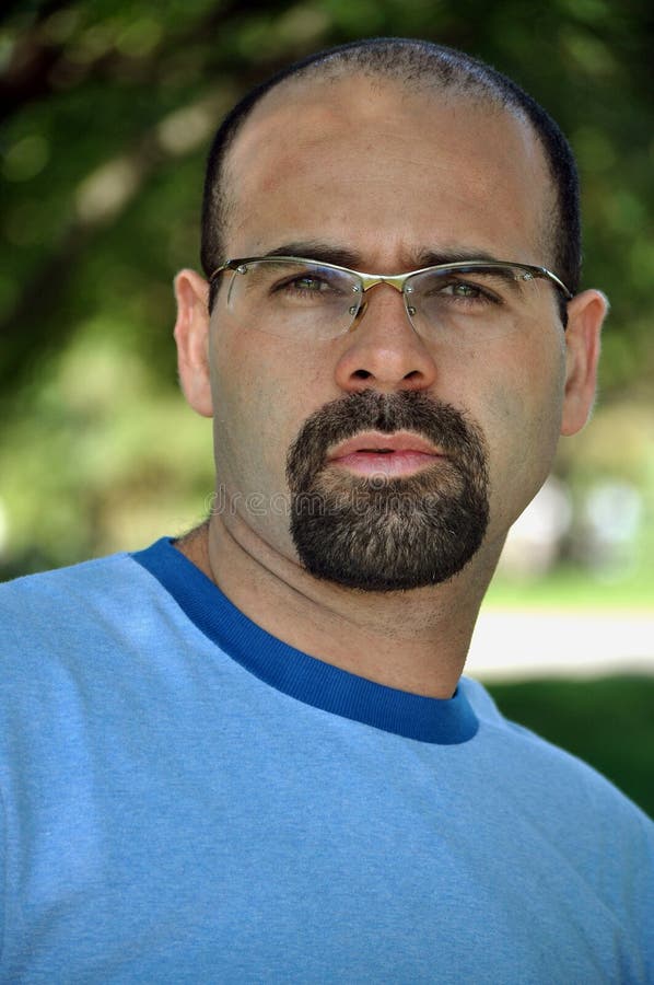 Homme chauve photo stock. Image of sérieux, chauve, expression - 15926436