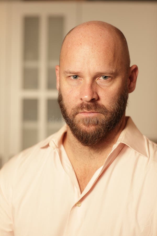 Homme chauve en nature image stock. Image du homme, vert - 18868071