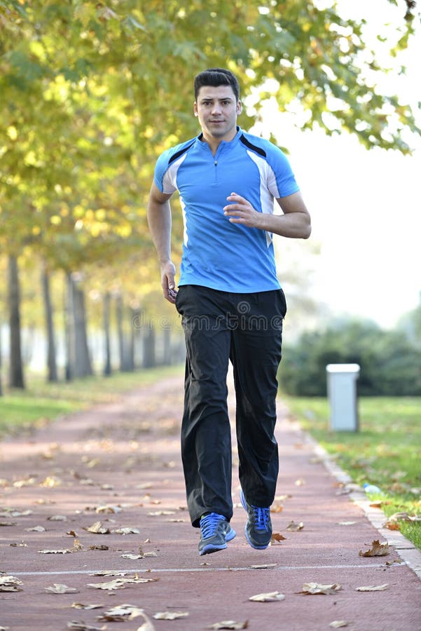 Homme courant de sport photo stock. Image du sain, beau - 35271798