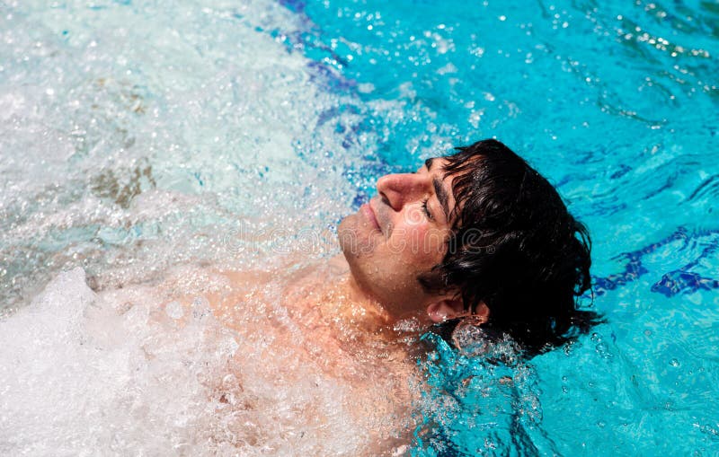 Jeune Beau Femme Dans Le Jacuzzi Photo stock - Image du heureux, brune ...
