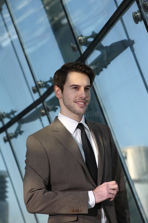 Homme d'affaires photo stock. Image du hublot, gare, heureux - 9070132