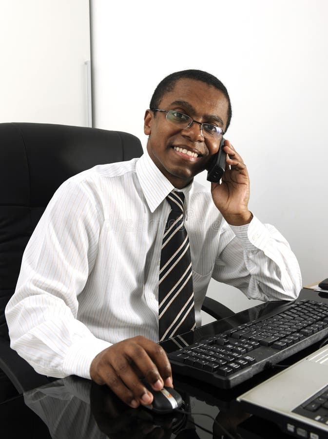 Homme D'affaires Heureux Travaillant Au Bureau Image stock - Image du ... Homme D'affaires Heureux Travaillant Au Bureau Image stock - Image du ...