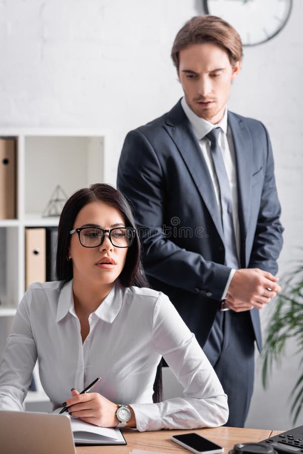 Homme Daffaires Près Séduisant Brunette Secrétaire Assis Image Stock