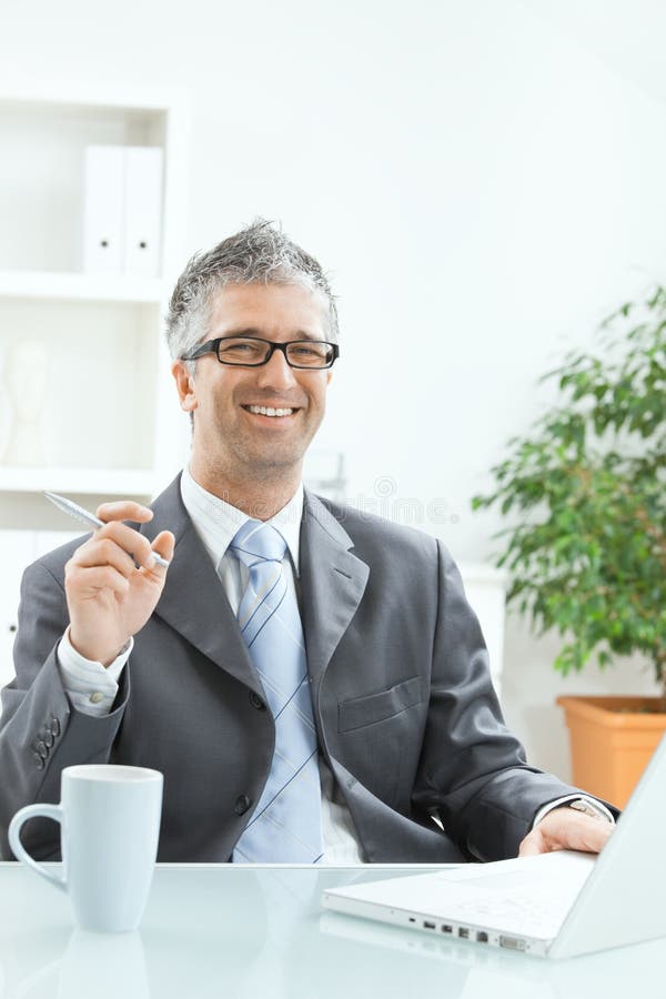 L'homme D'affaires Satisfaisant Aime L'argent Et Les Renifler Avec L ...