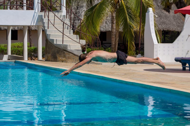 Natation En Mer Homme Ou Jeune Natation De Nageur Dans La Piscine Avec ...