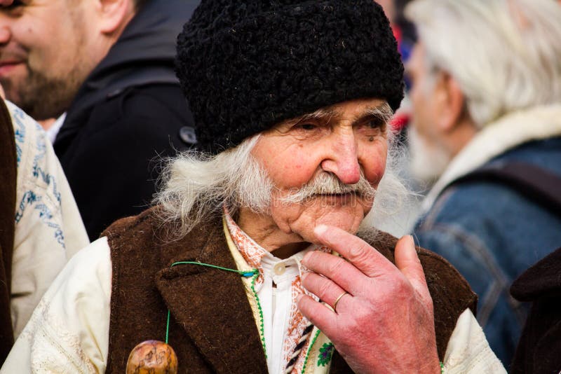 Homme Dans Le Costume Traditionnel Roumain Image éditorial - Image du ...