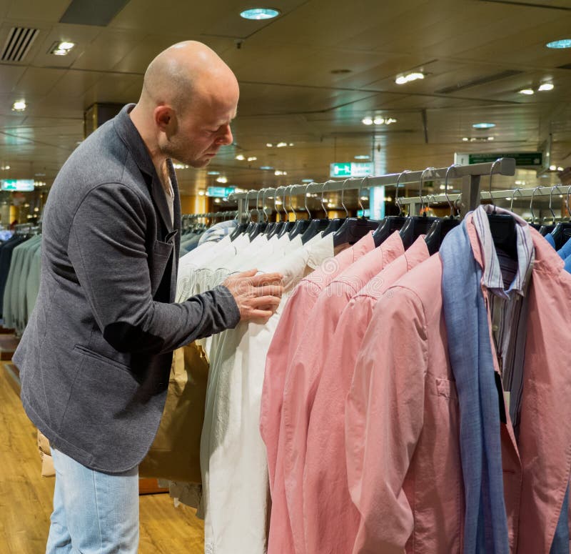 Homme Dans Un Centre Commercial Photo stock - Image du mode, homme ...