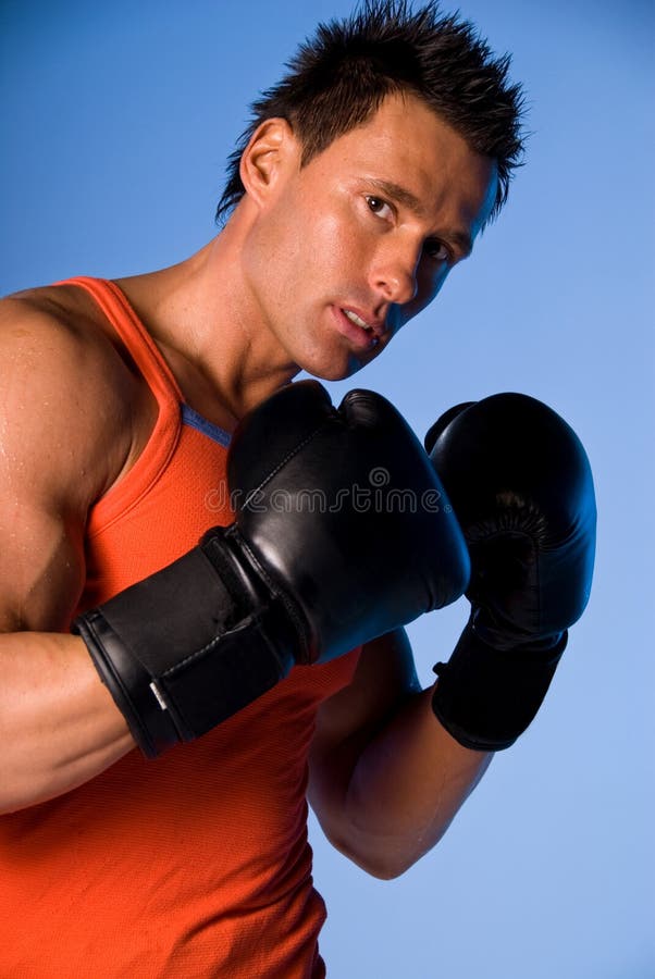 Homme de boxe. image stock. Image du santé, musculaire - 4765281