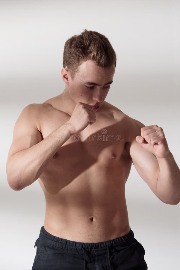 Homme De Combattant De Muscle Dans La Position De Combat Image stock ...