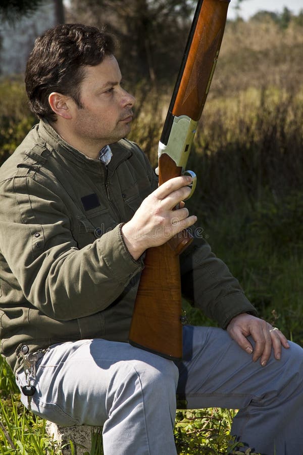 Homme de fusil de chasse photo stock. Image du pantalon - 13410064