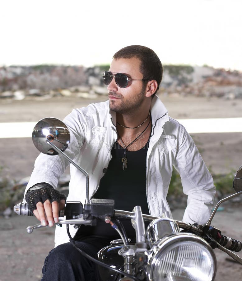 Beau jeune homme à moto photo stock. Image du personne - 26553798