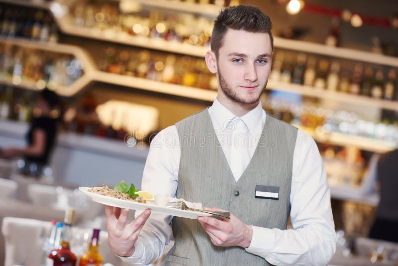 Jeunes Serveur Et Serveuse Au Service Dans Le Restaurant Image stock ...