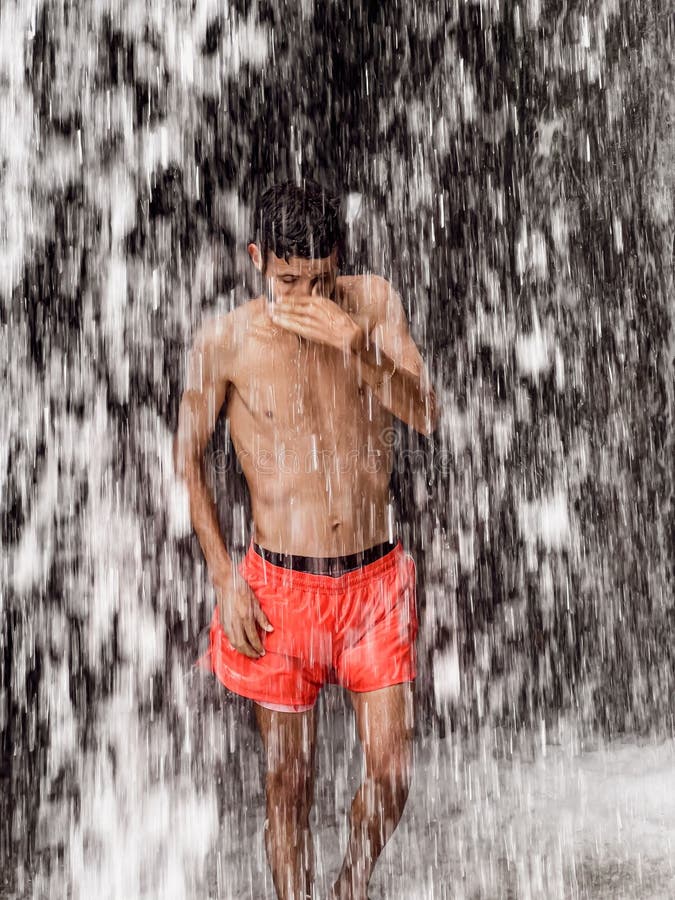 Homme Debout Sous Une Cascade Image stock - Image du aventure, tomber ...