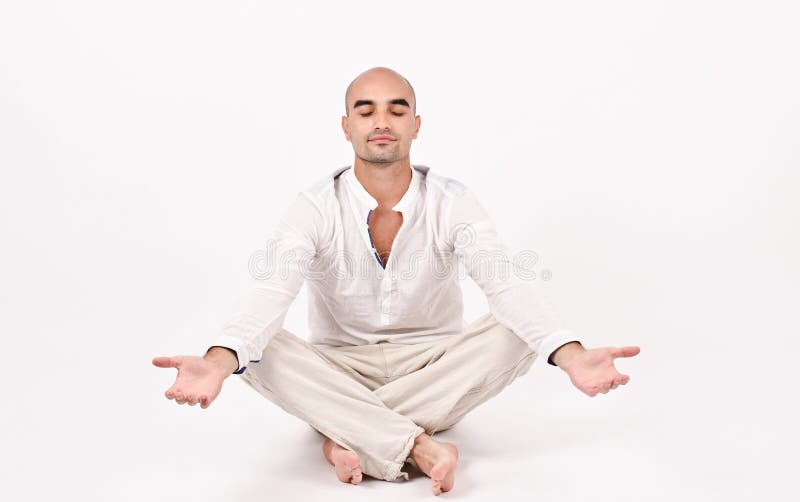 Homme en position de yoga. photo stock. Image du attrayant - 32144202