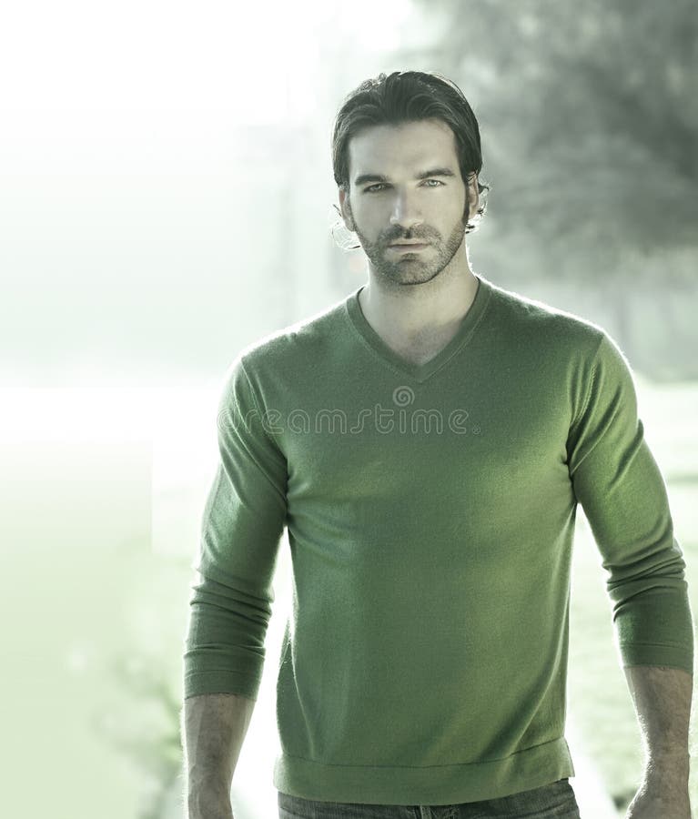 Homme en vert image stock. Image du vert, masculin, simple - 23835263