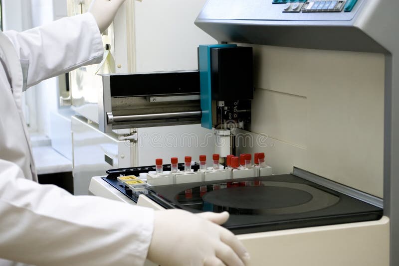 Homme Et Machine De Laboratoire Photo stock - Image du détail, analysez ...