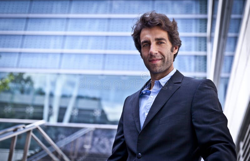 Homme Fier D'affaires Souriant Devant Son Bureau Image stock - Image du ...