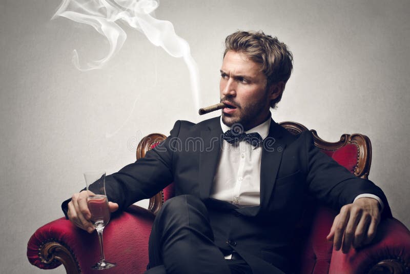 Homme fumant un cigare photo stock. Image of travail - 29796506