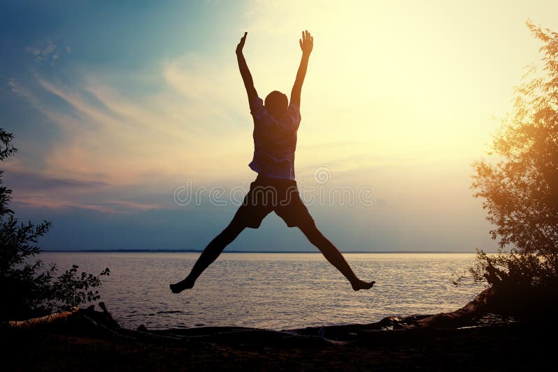 Homme heureux à la nature photo stock. Image du pars - 72142344